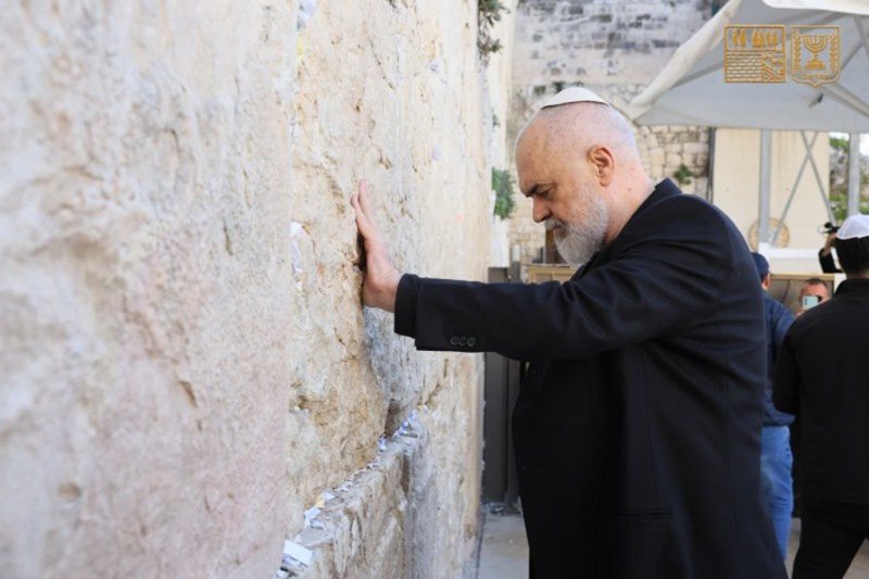 Albanian Prime Minister Prays at Western Wall in Jerusalem » Atlantiku
